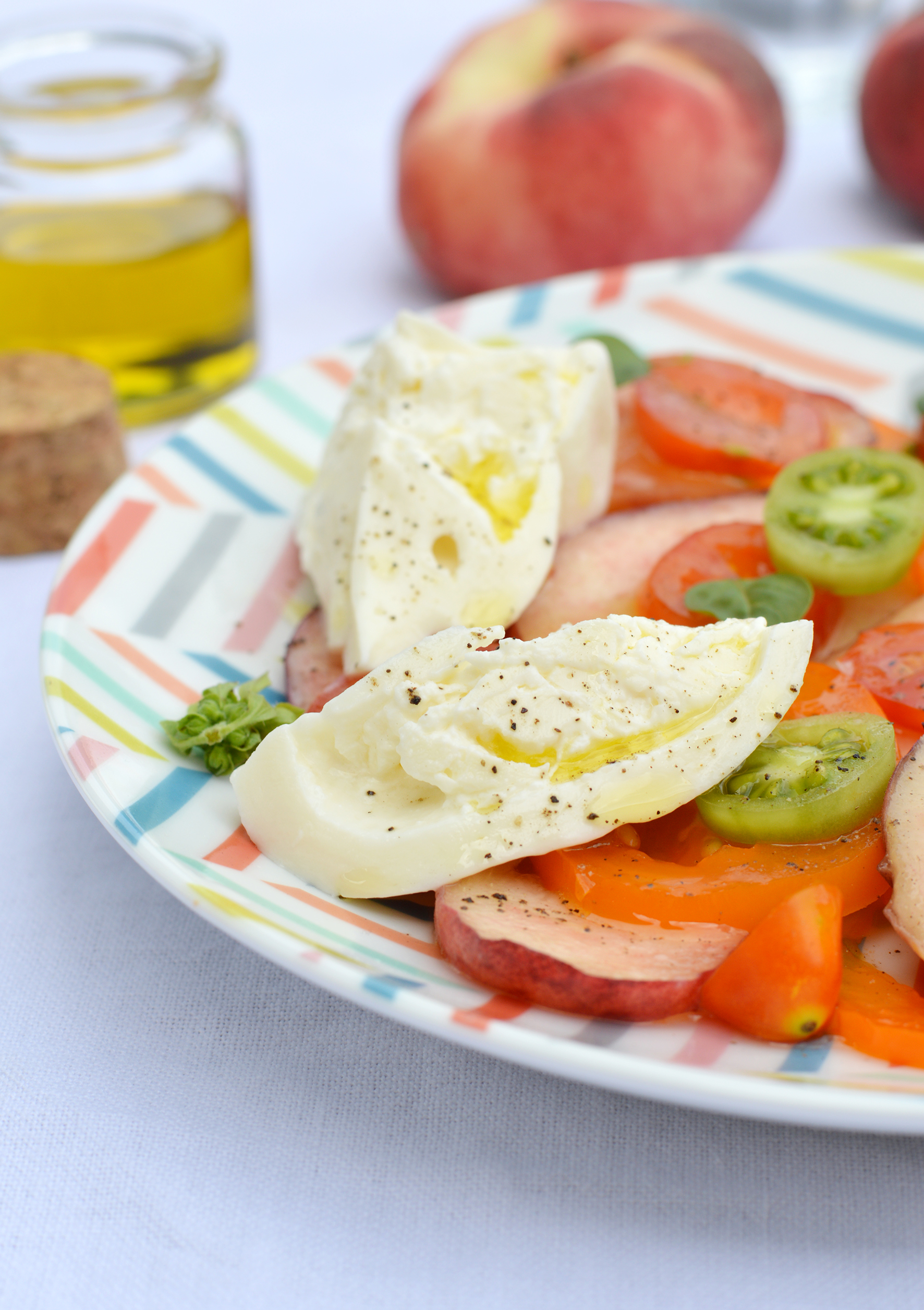 Salade d’été tomates, pêches plates, basilic et burrata – Plus une ...
